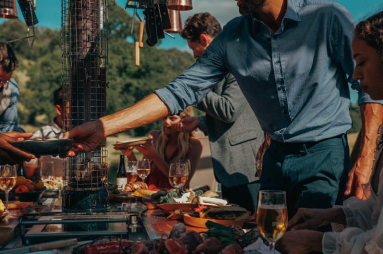 'The Gentleman' grill table: The WildTable outdoor grill 12-seater ...
