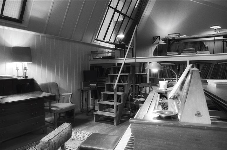 Delve into the film sets and interior design of Maestro with our ...